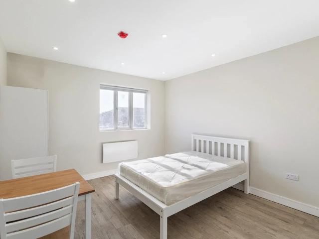 Room at North Approach, Watford