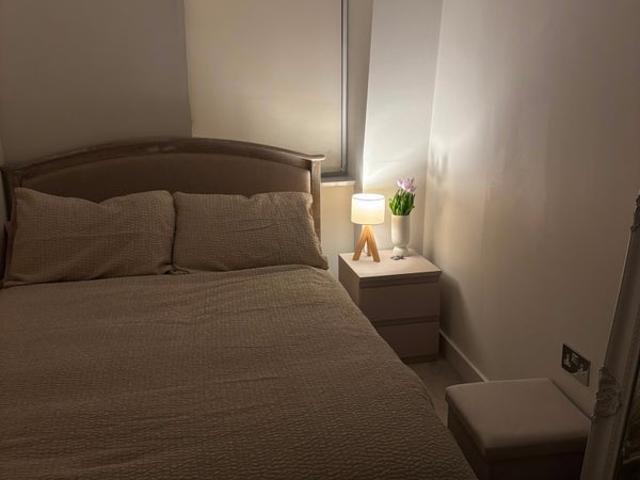 Room at North End Road, Greater London