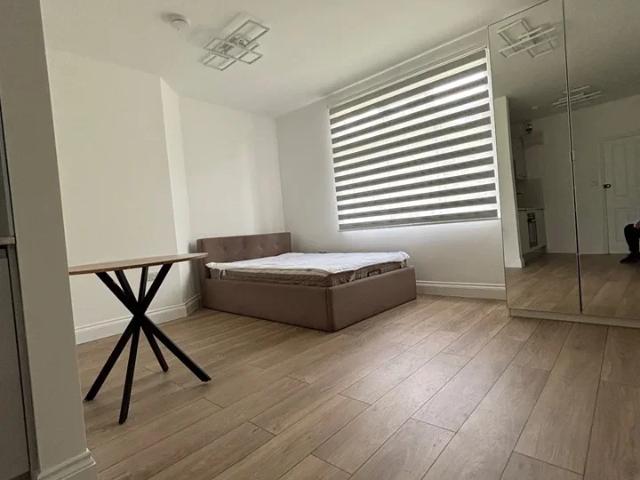 Room at North End Road, Greater London