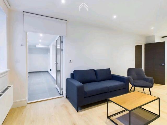 Room at North End Road, Greater London