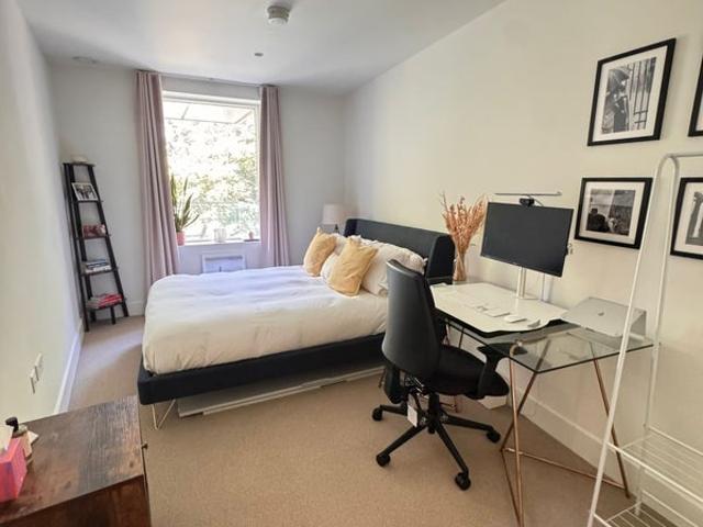 Room at North End Road, Greater London