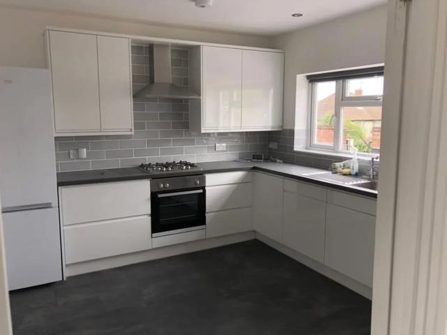 Room at North Parade, Greater London