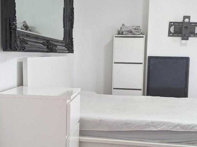 Room at North Road, Greater London