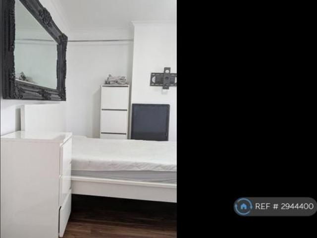 Room at North Road, Greater London