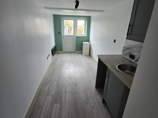 Room at North Western Avenue, Watford