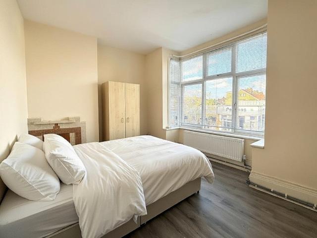 Room at Northfield Avenue, London