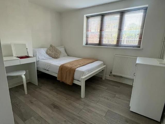 Room at Norwood End, Basildon