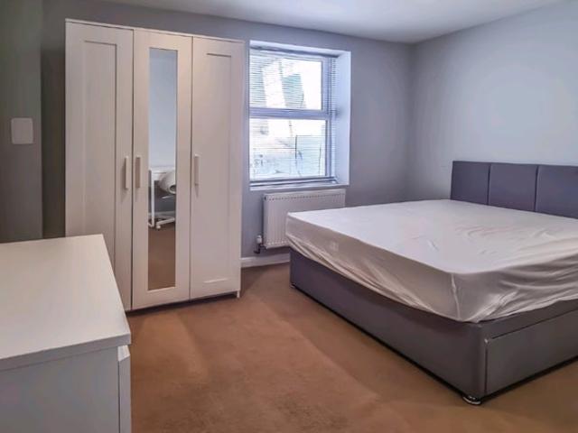 Room at Oval Road, Greater London
