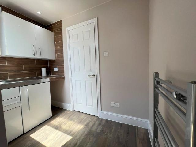 Room at Oval Road, Greater London