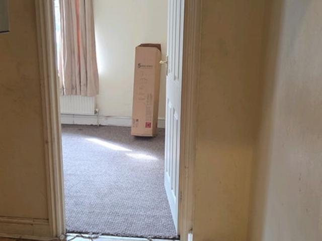 Room at Oval Road, Greater London