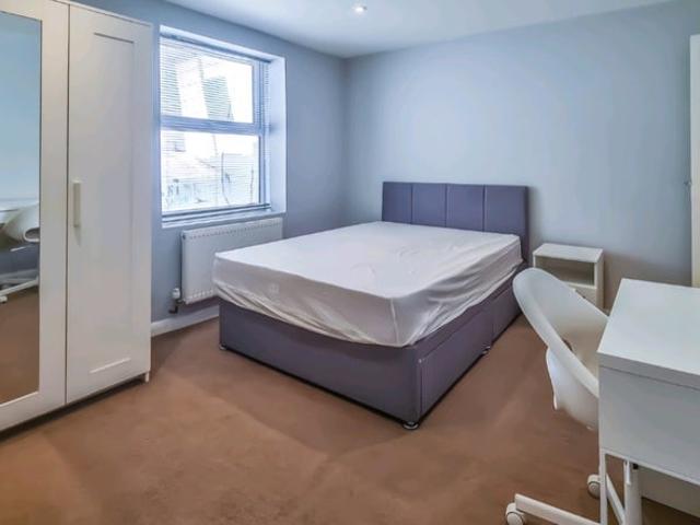 Room at Oval Road, Greater London