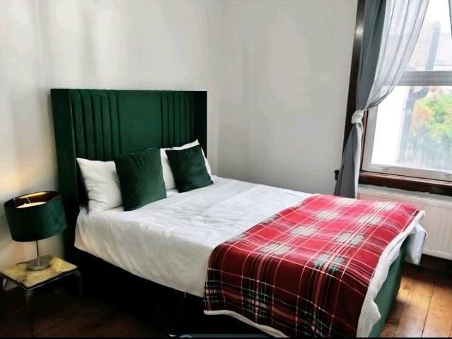 Room at Oval Road, Greater London