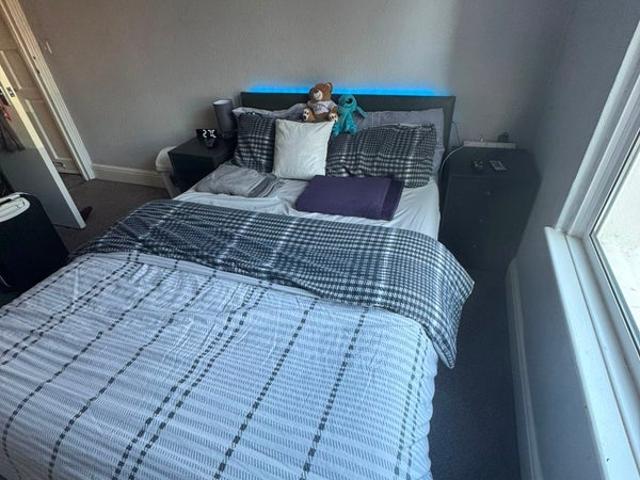 Room at Oval Road, Greater London