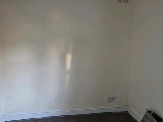 Room at Oval Road, Greater London