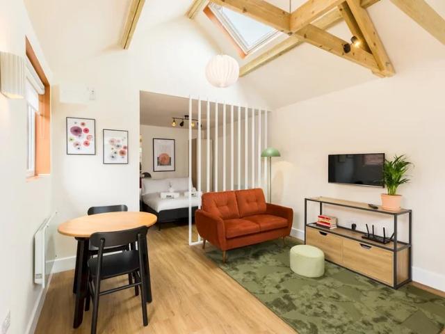 Room at Overtons Close, Warwick
