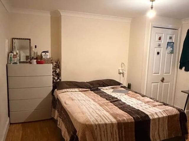 Room at Oxford Gardens, Greater London