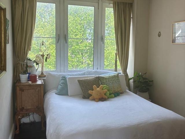 Room at Oxford Gardens, Greater London