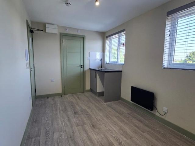 Room at Oxford Road, Denham