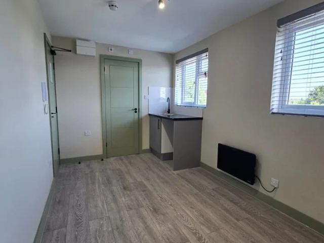 Room at Oxford Road, Denham