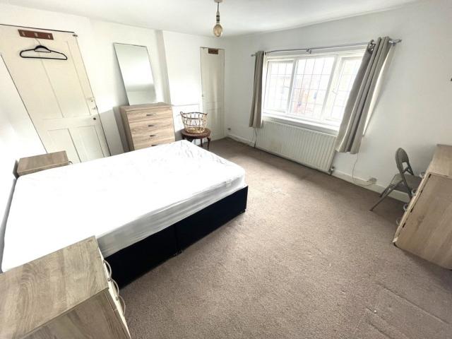 Room at Oxford Road, Reading