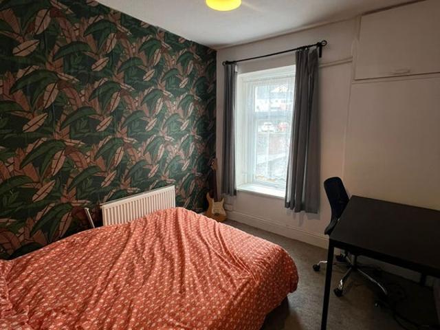 Room at Oxford Street, Pontypridd