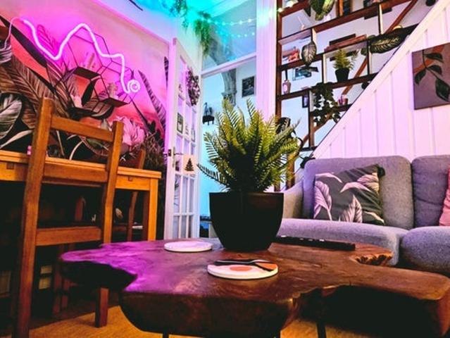 Room at Oxford Street, Rugby