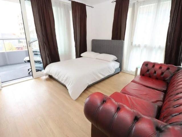 Room at Oxley Square, Greater London