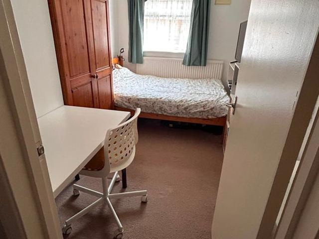 Room at Oak Tree Close, Greater London