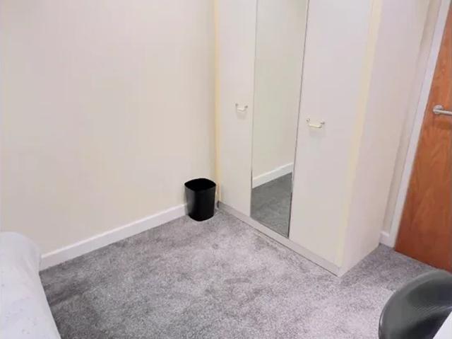 Room at Oak Road North, Castle Point