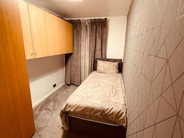 Room at Oakleigh Avenue, Greater London