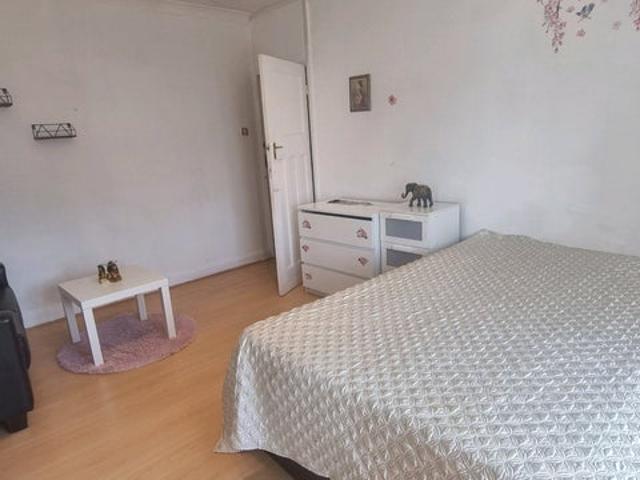 Room at Oakleigh Road North, Greater London
