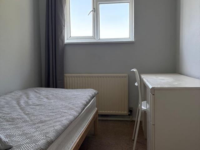 Room at Oakley Avenue, Greater London