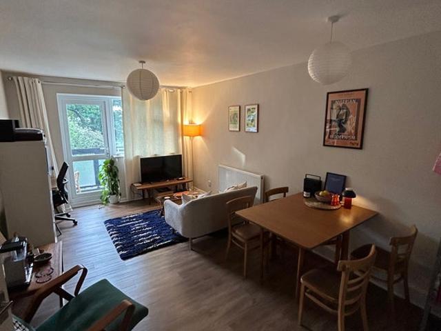Room at Oaks Avenue, Greater London