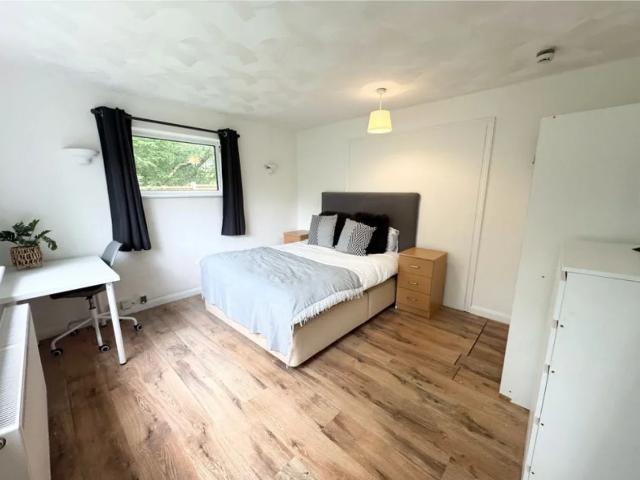 Room at Oakwood Drive, Southampton