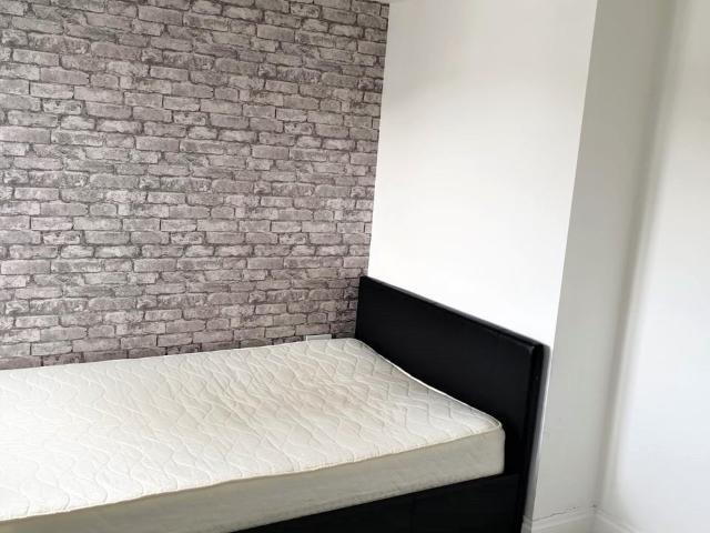 Room at Old Bedford Road, Luton