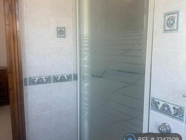 Room at Old Kenton Lane, Greater London