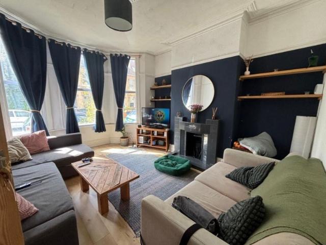 Room at Osborne Avenue, Bristol