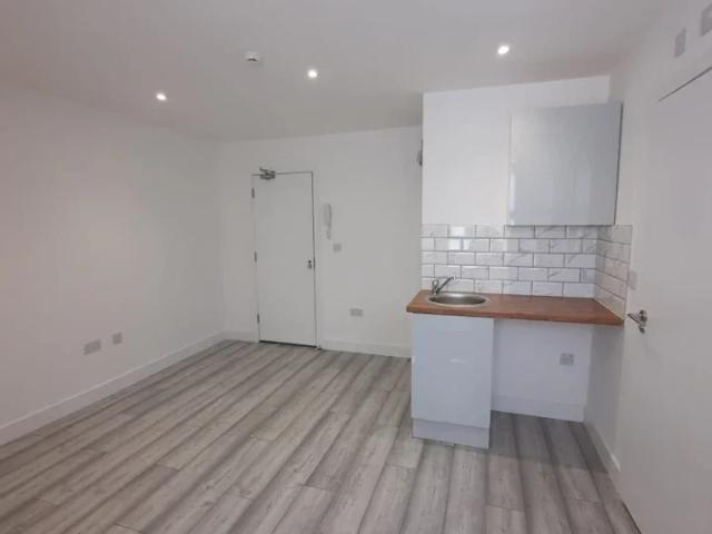 Room at A1000, Greater London