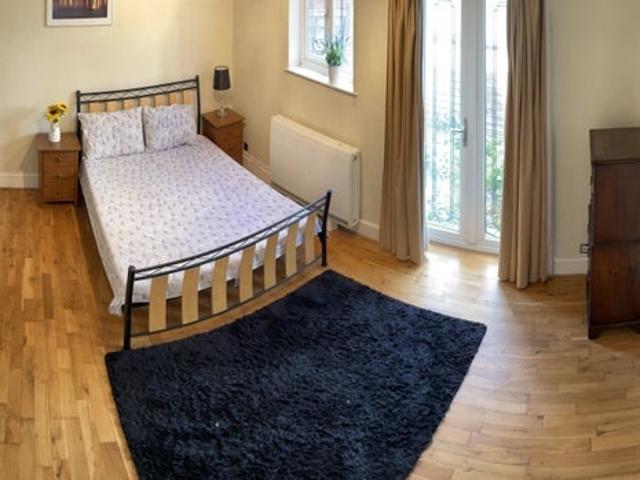 Room at Athol Square, Greater London