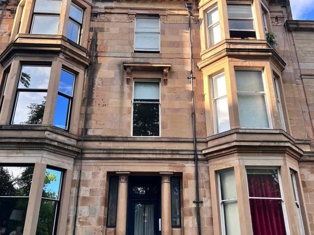 Room at Athole Gardens, Glasgow