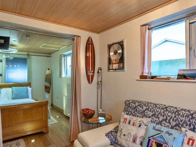 Room at Atlantic Close, Treknow