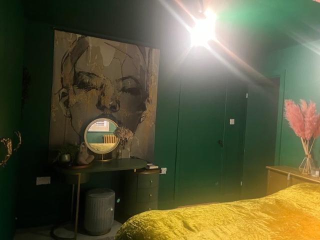 Room at Atwood Road, Manchester