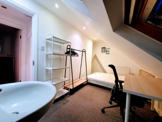Room at Augustus Road, Greater London