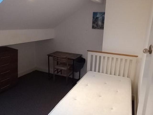 Room at Autumn Street, Leeds