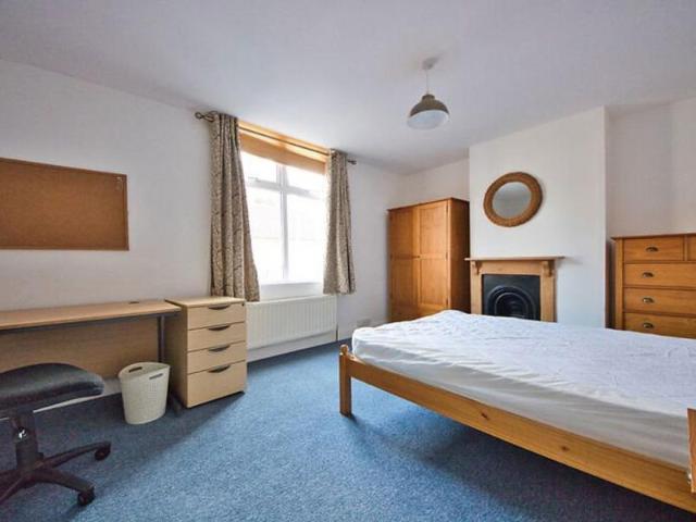 Room at Avenue Road Extension, Leicester