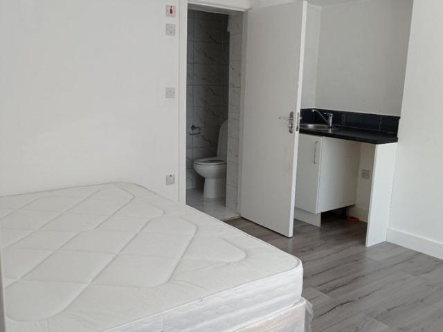 Room at Avenue Road, Greater London
