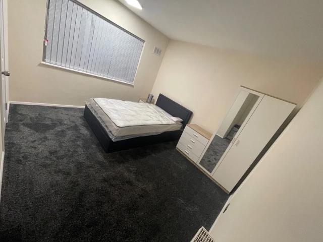 Room at Avenue Road, Greater London