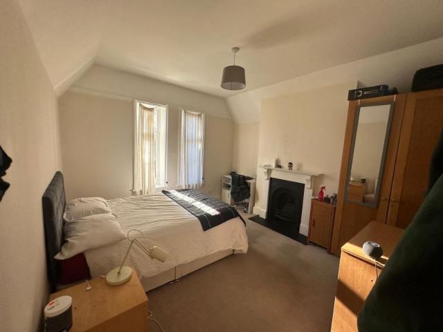 Room at Avenue Road, Greater London