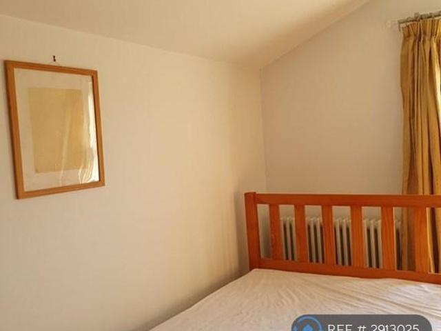 Room at Avenue Road, Greater London
