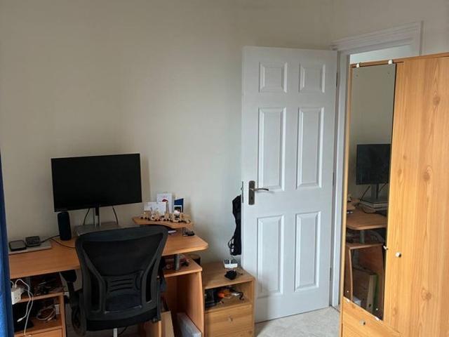 Room at Avenue Road, Greater London